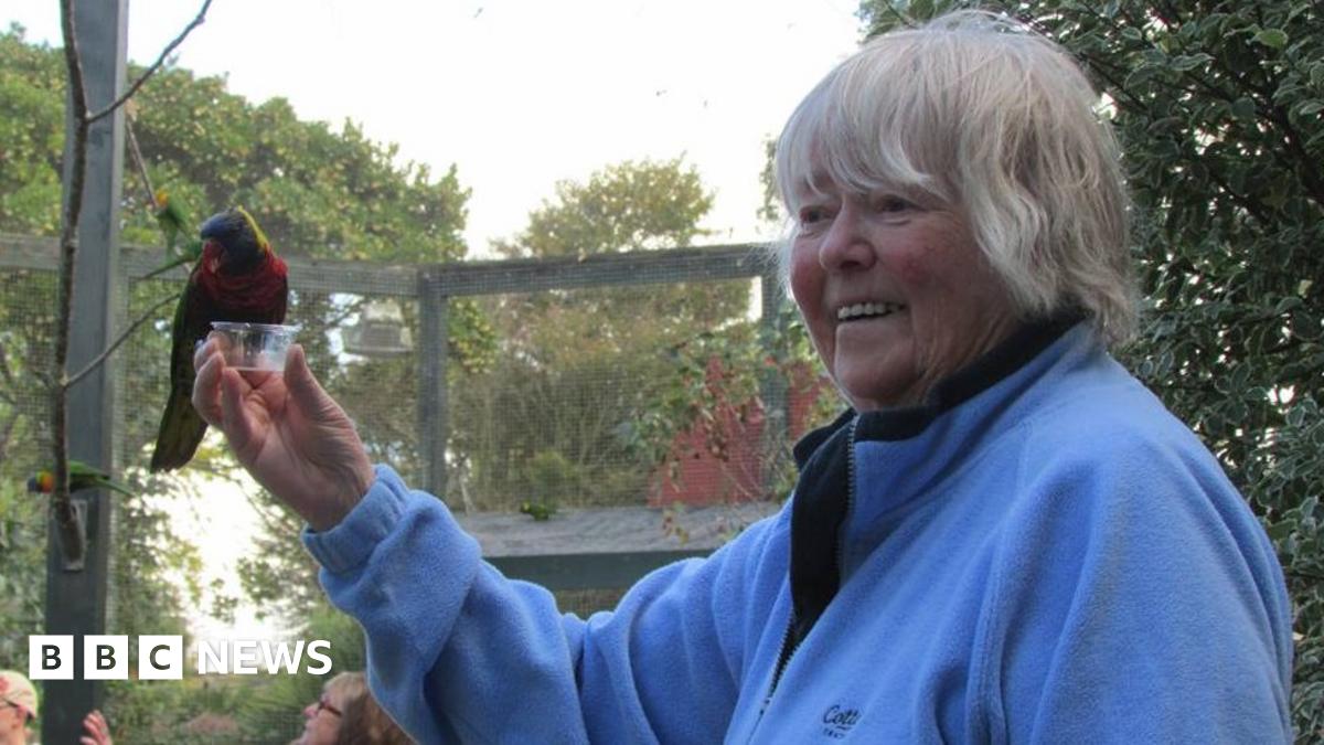 Cryonics: The people who believe in a chance to come back - BBC News