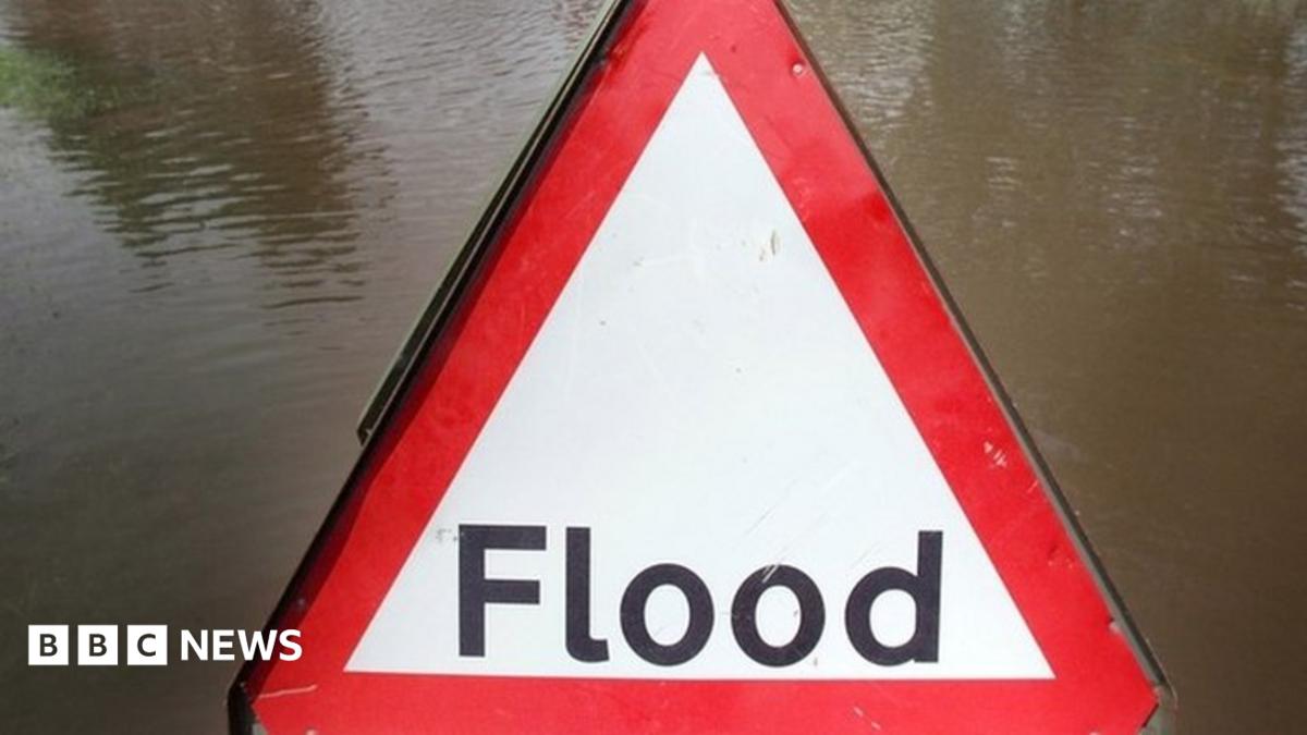 A35 near Dorchester closed eastbound after flooding - BBC News