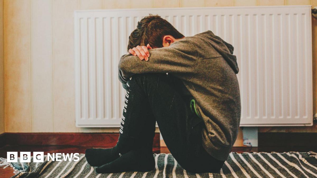 Doctors back total ban on smacking children in England - BBC News