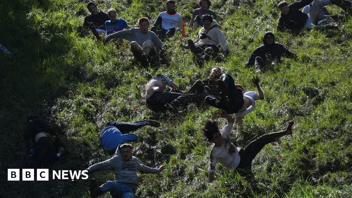 Cheese rolling in pictures: Champions crowned after cheese chase - BBC News