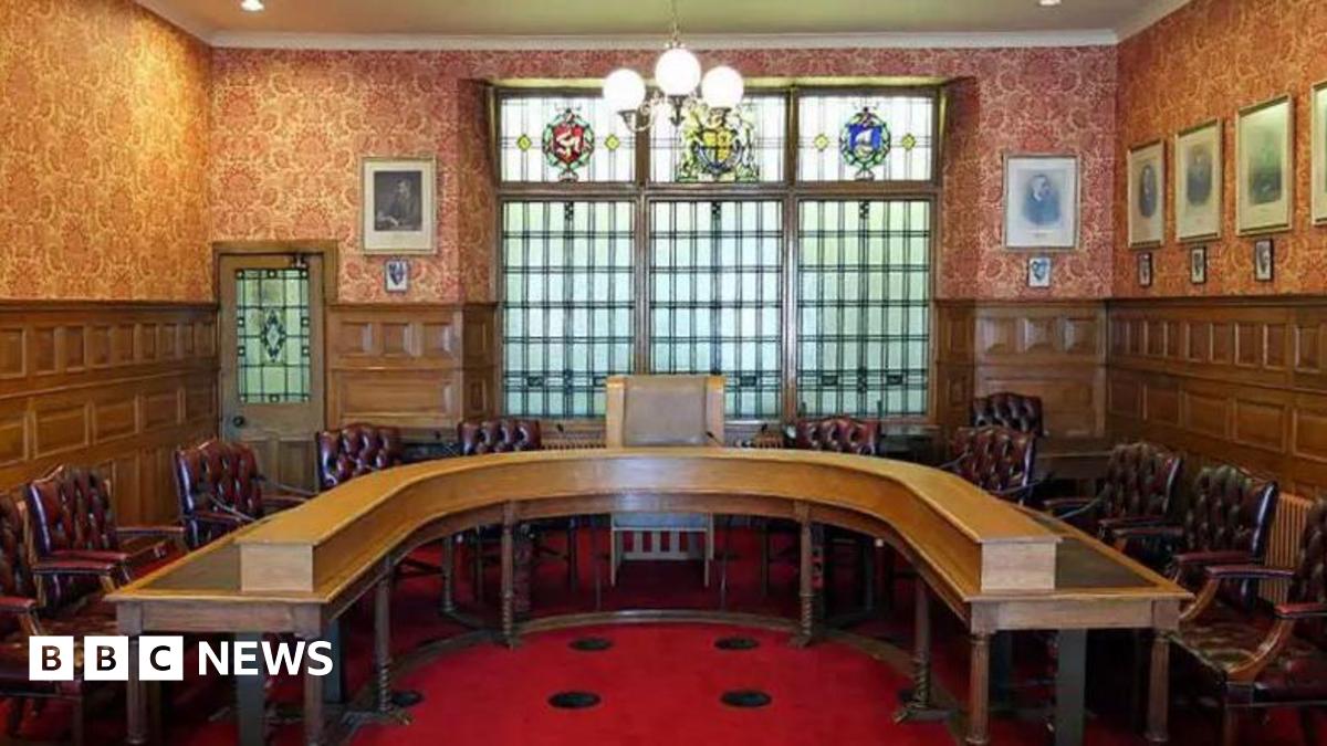 Sixteen candidates for Isle of Man Legislative Council seats - BBC News