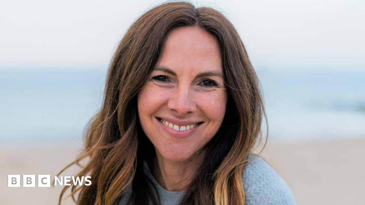Lucy Clarke: How Bournemouth coast inspires bestselling author - BBC News