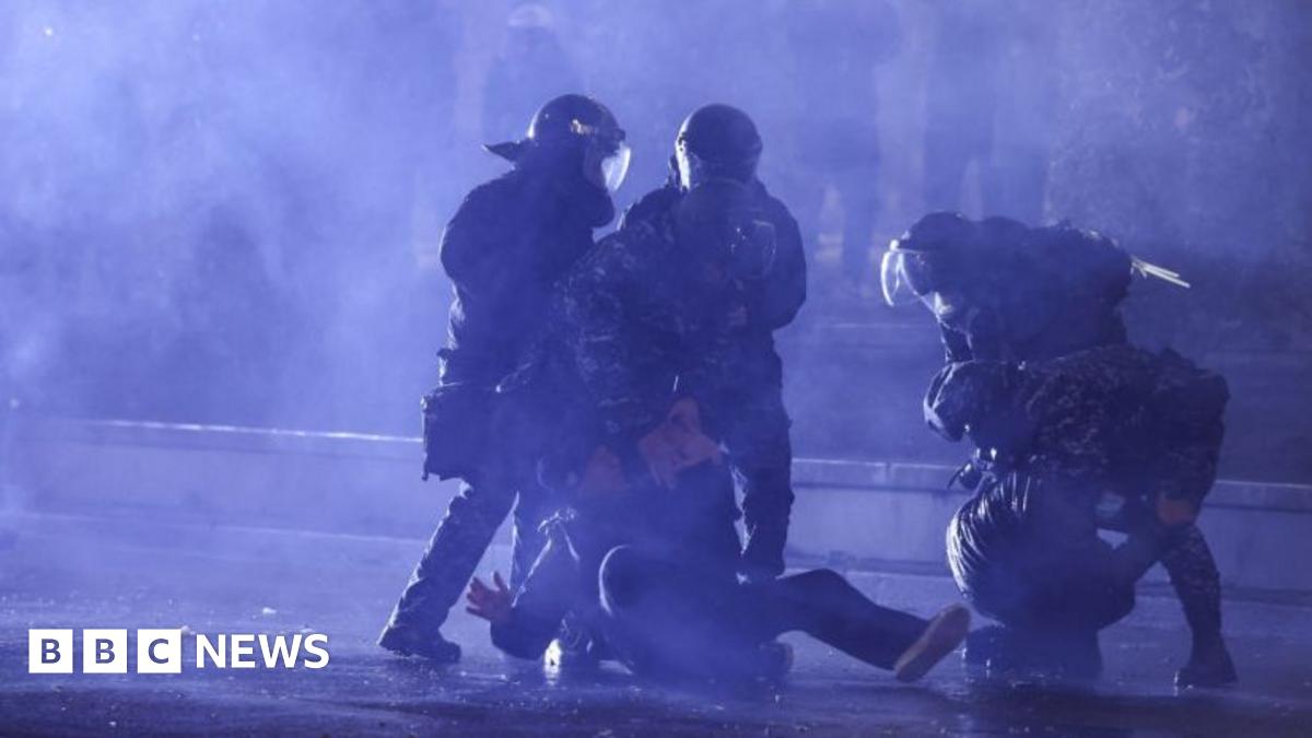 Georgians risk serious injury and jail in fresh pro-EU protests - BBC News