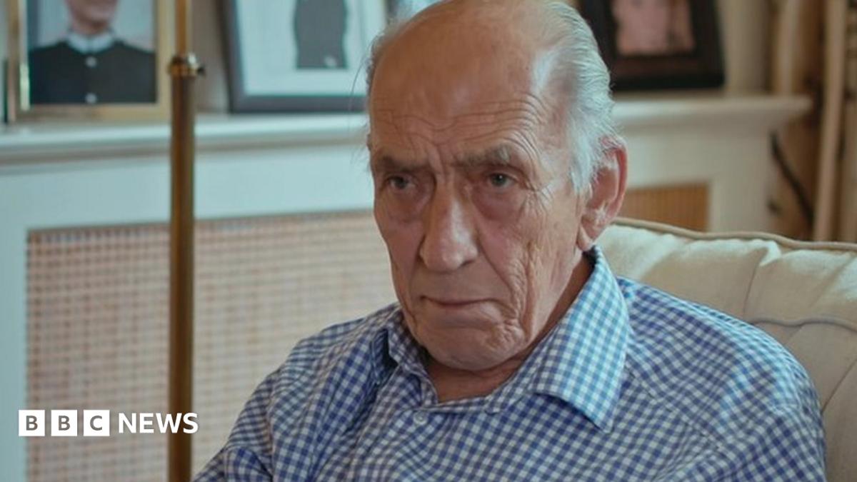 'Hooded Men': Ex-Army head Mike Jackson questions torture claims - BBC News