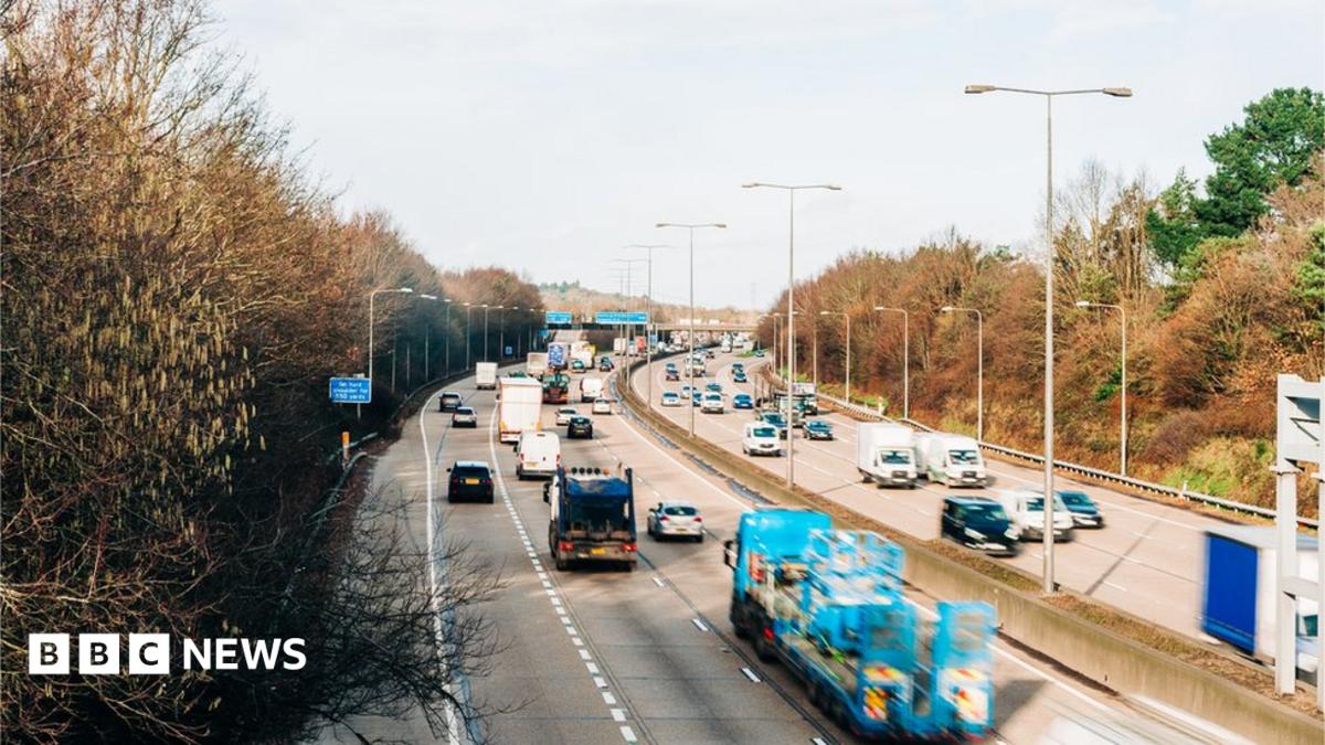 Authorities make roadworks vow ahead of Christmas - BBC News