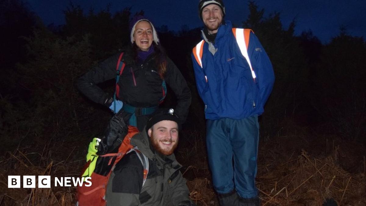 Human 'wolf packs' in conservation study near Loch Ness - BBC News