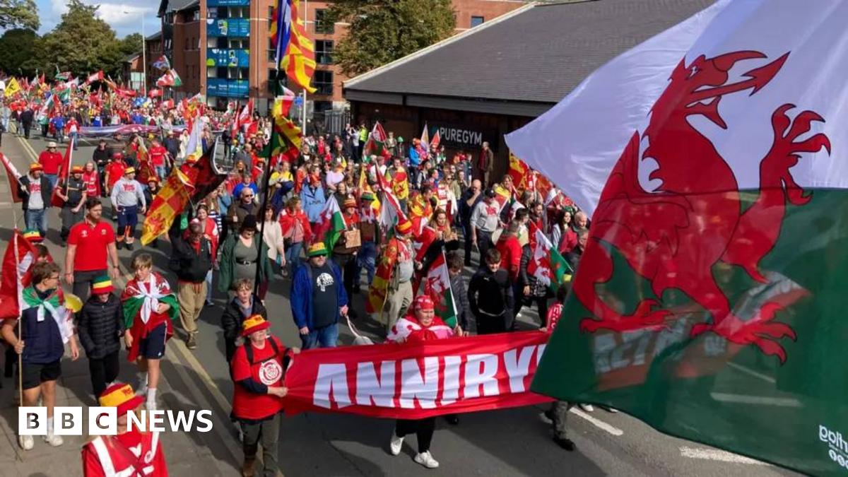 Independent Wales: Thousands attend march in Bangor - BBC News