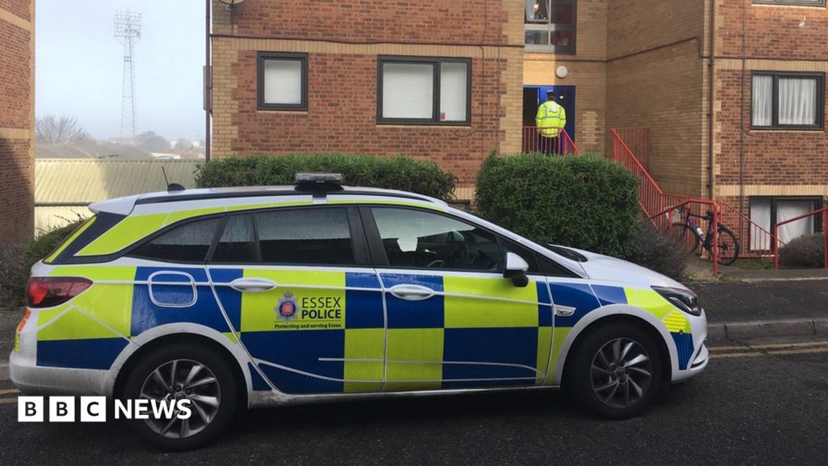 Man arrested over fatal leg stabbing in Southend - BBC News