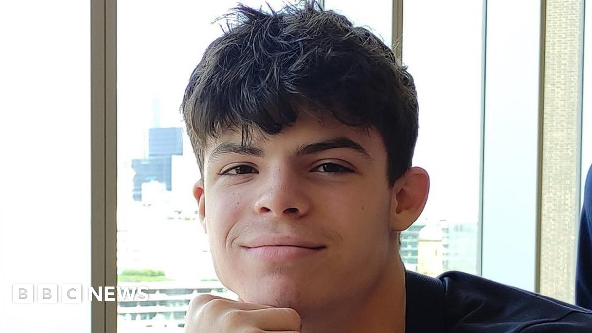 Ryan Jones: Man, 18, who died in crash named by police - BBC News