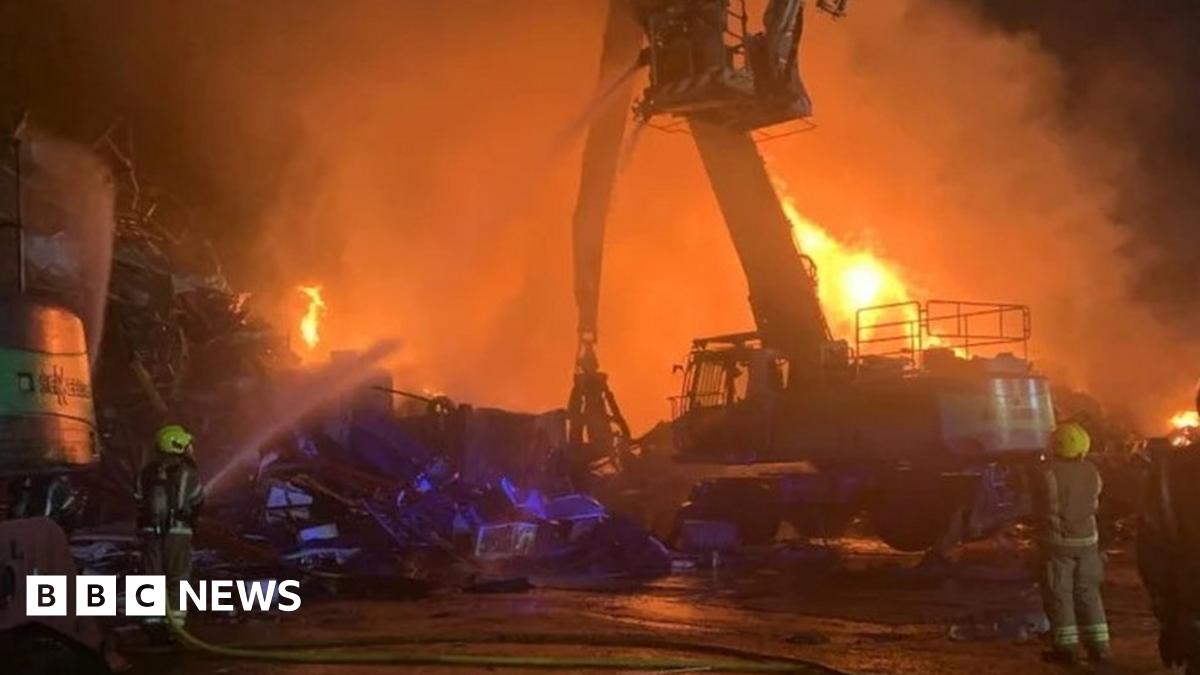 Dozens of firefighters tackle Birmingham scrapyard blaze - BBC News