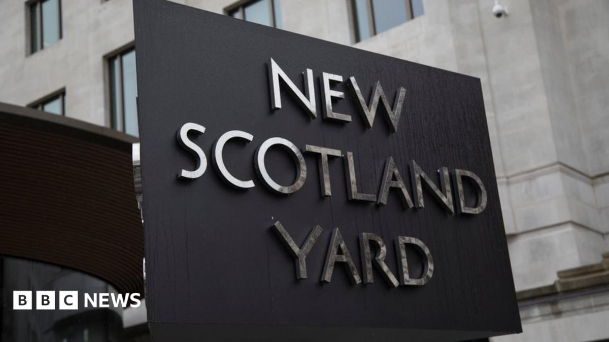 British Army pair arrested in Berkshire over ammunition offence - BBC News