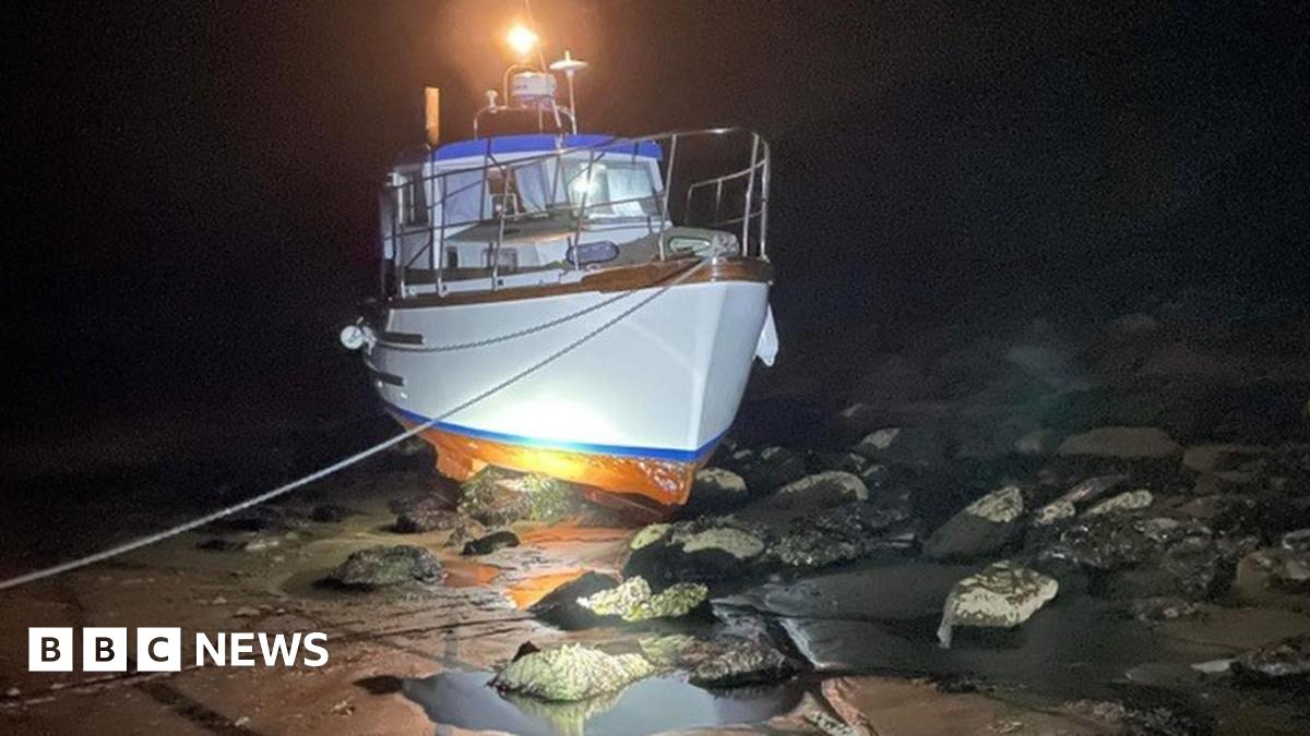 Storm Betty causes disruption in Cornwall and Devon - BBC News