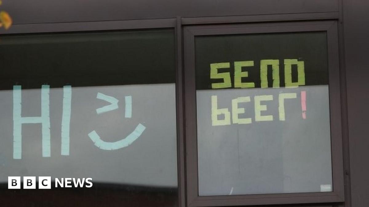 Window pain: Isolating university students send a message - BBC News