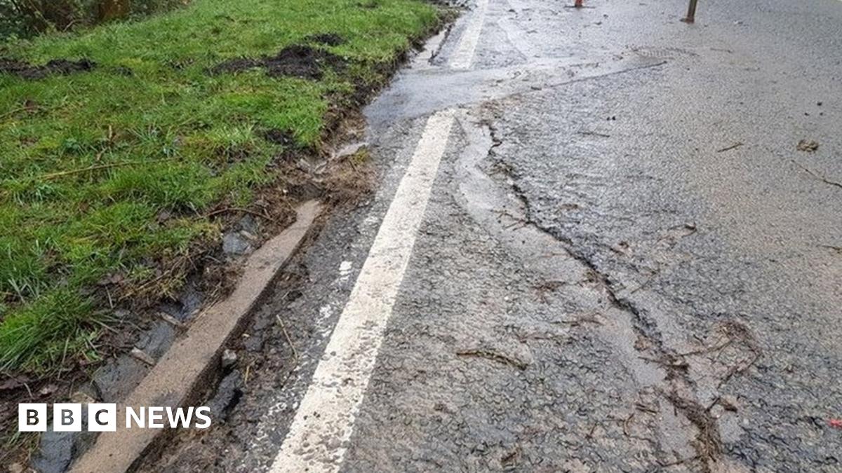 Landslip repair for A435 Charlton Hill ongoing until September - BBC News