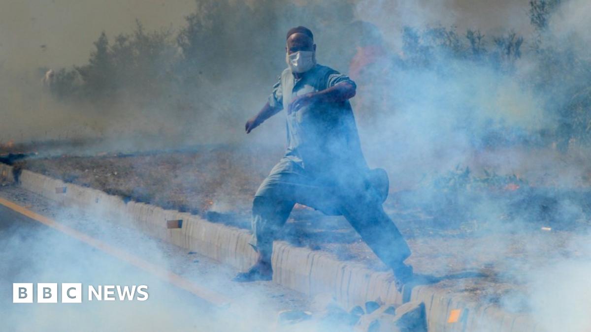 Polarised politics are tearing Pakistan apart - BBC News