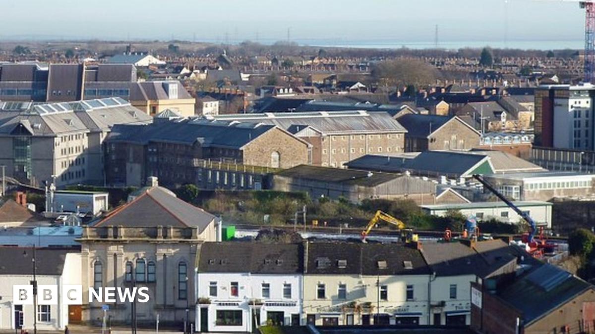Christmas Day 'incident' at Cardiff prison - BBC News