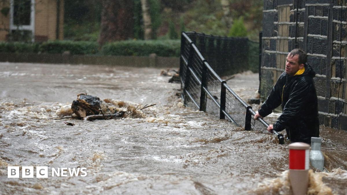 UK floods: Homes evacuated amid heavy rain - BBC News