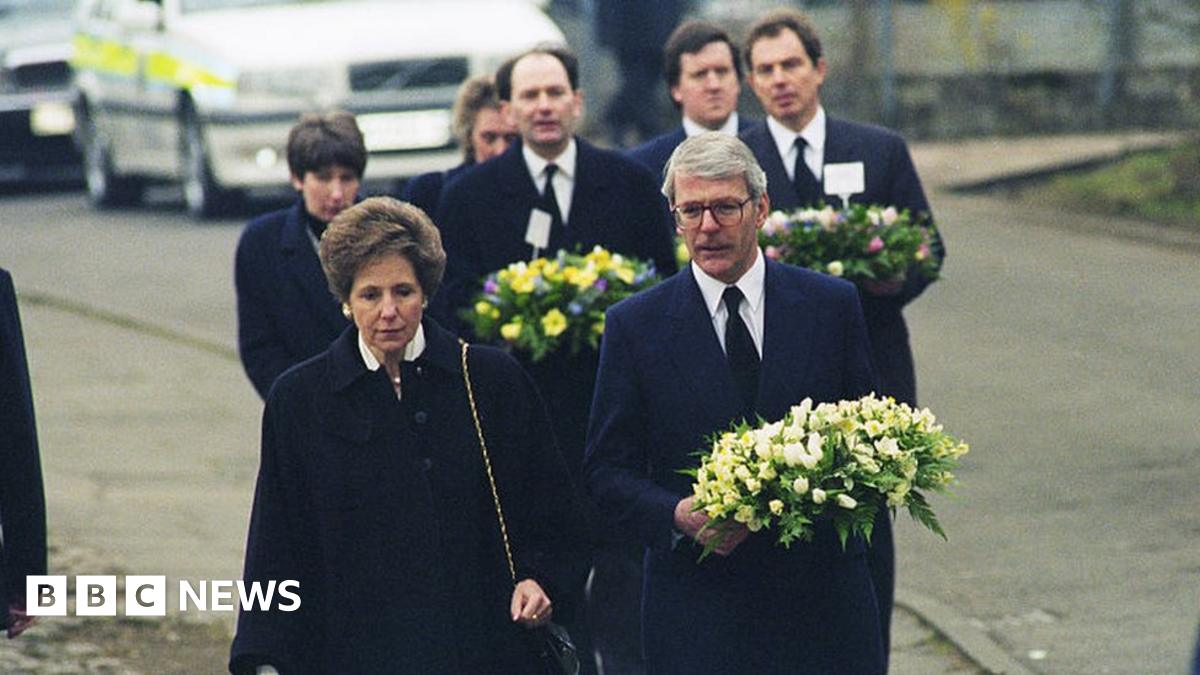 Dunblane parents feared government help U-turn after massacre - BBC News