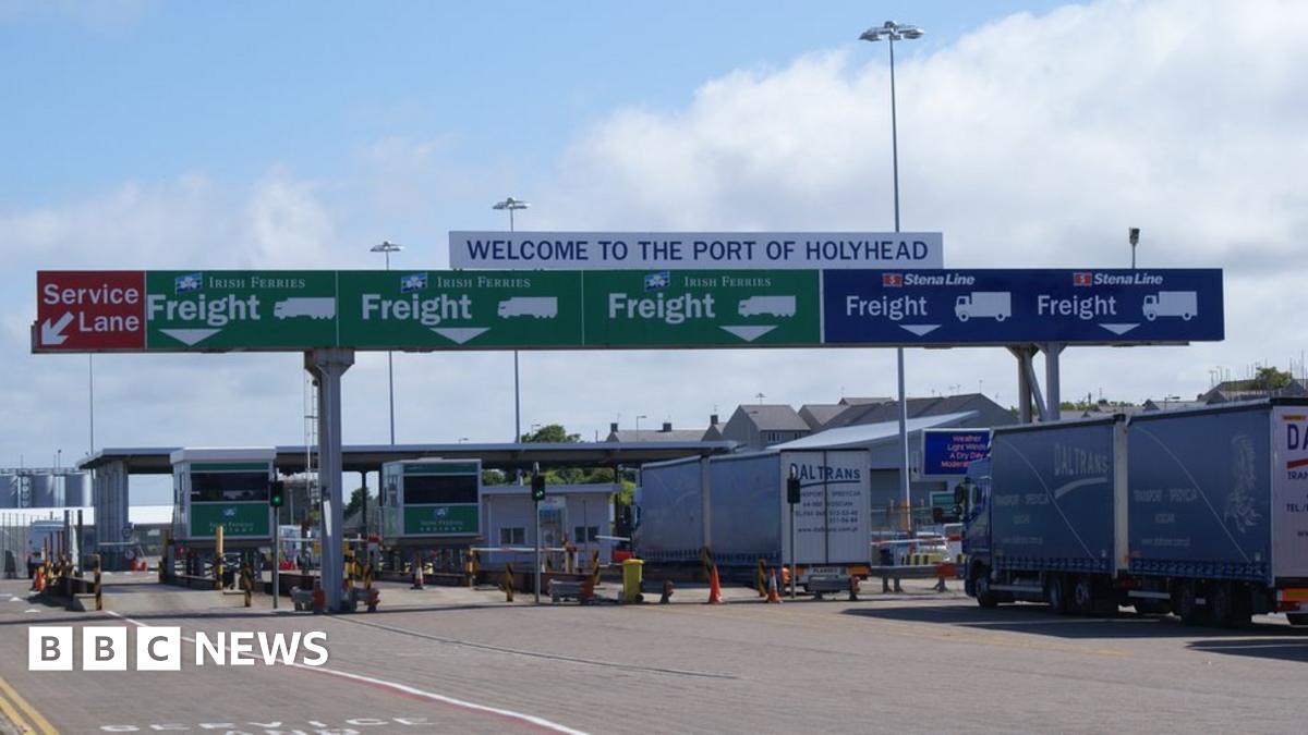 Carwyn Jones fights for Welsh ports in Ireland visit - BBC News