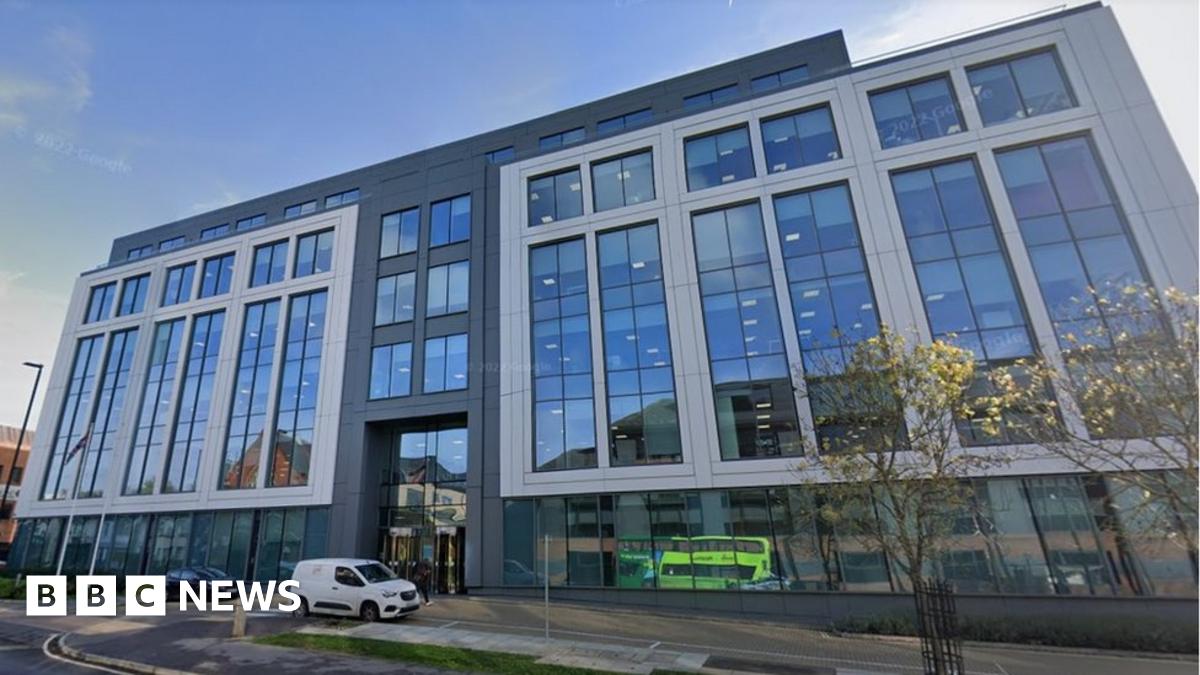Slough Borough Council: Committee leaders set for pay rise - BBC News