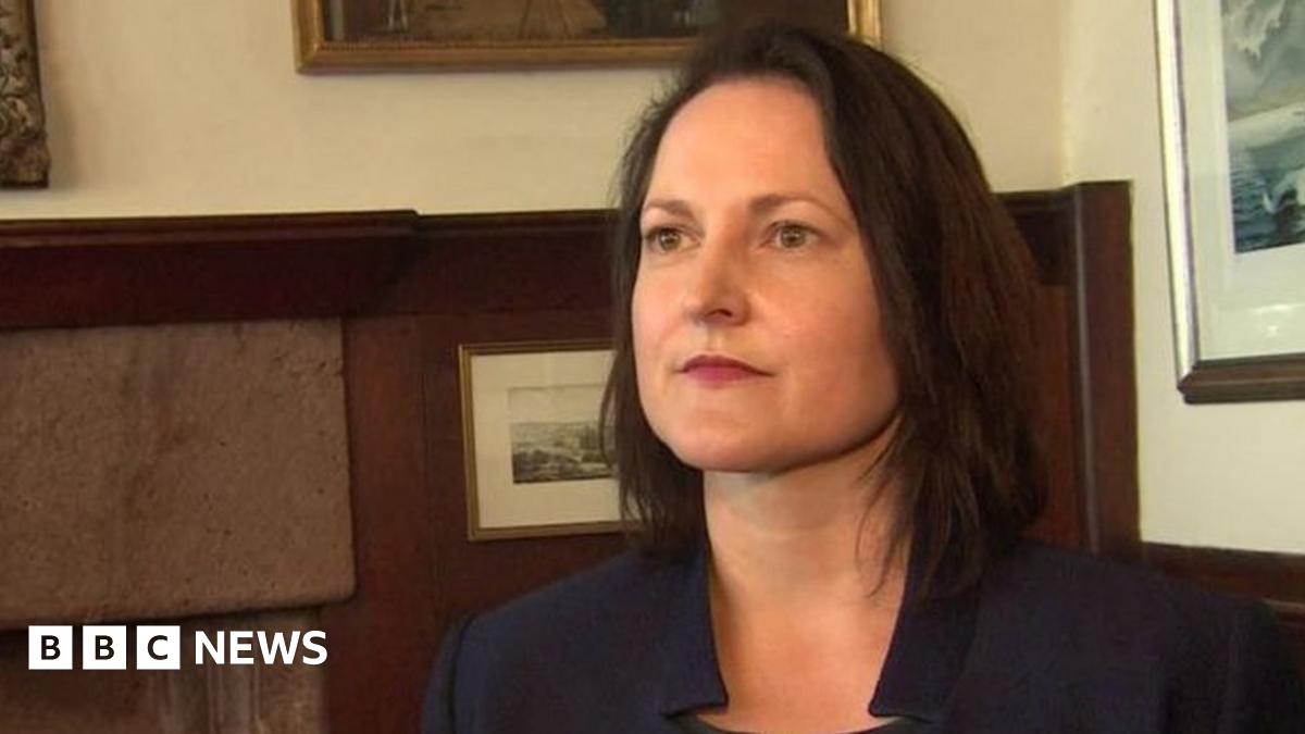 Council tax hike 'to reopen' Devon and Cornwall Police desks - BBC News