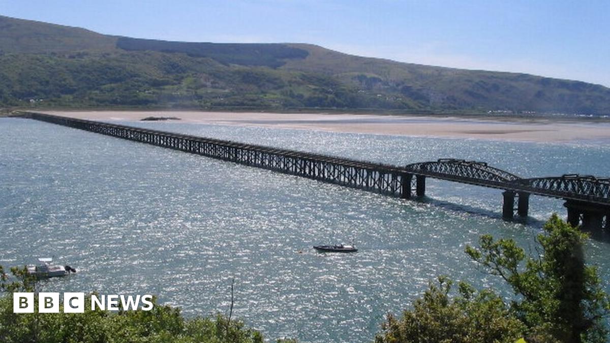Barmouth Viaduct shuts for £25m renovation to begin - BBC News