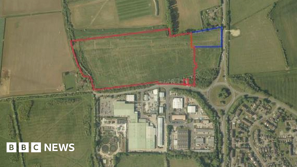 Housing and care home plans for Highworth farmland - BBC News