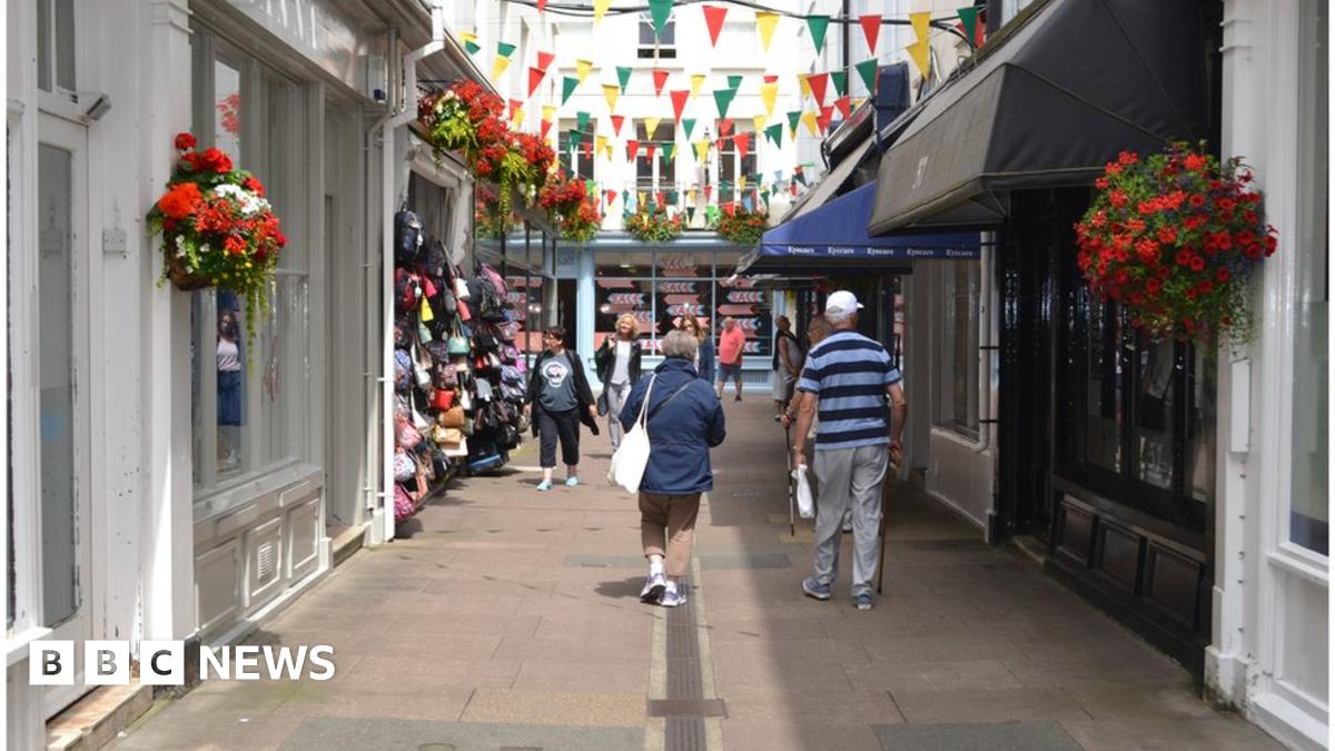 Guernsey population increases by 500 in a year - BBC News