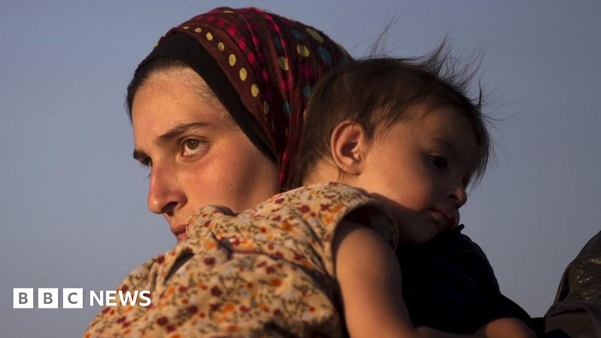 Migrant crisis: Why the Gulf states are not letting Syrians in - BBC News