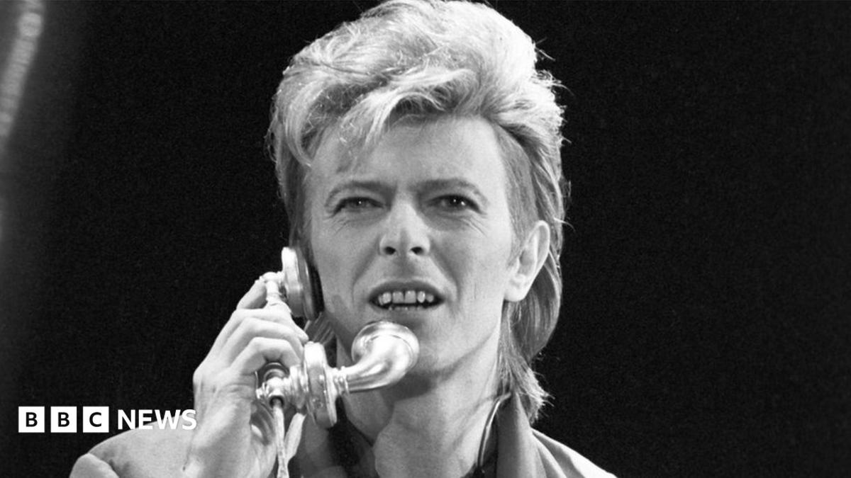 Bowie: Berliners say goodbye to adopted son - BBC News