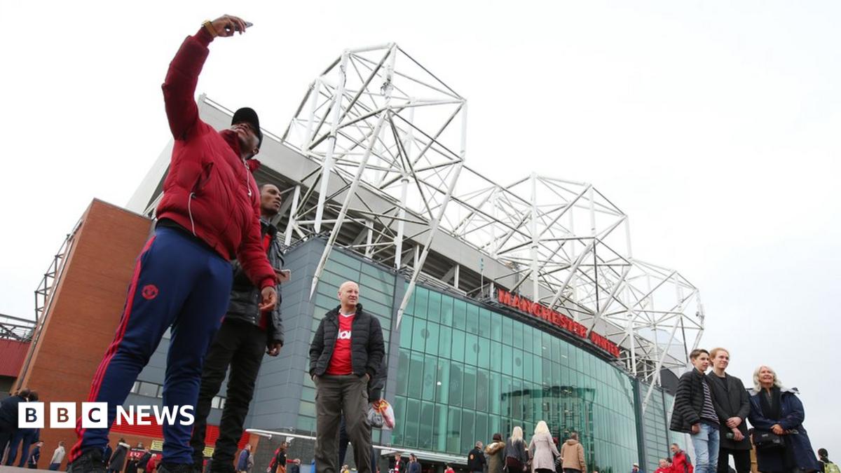 Manchester United heart attack fan in 'life saver' appeal - BBC News