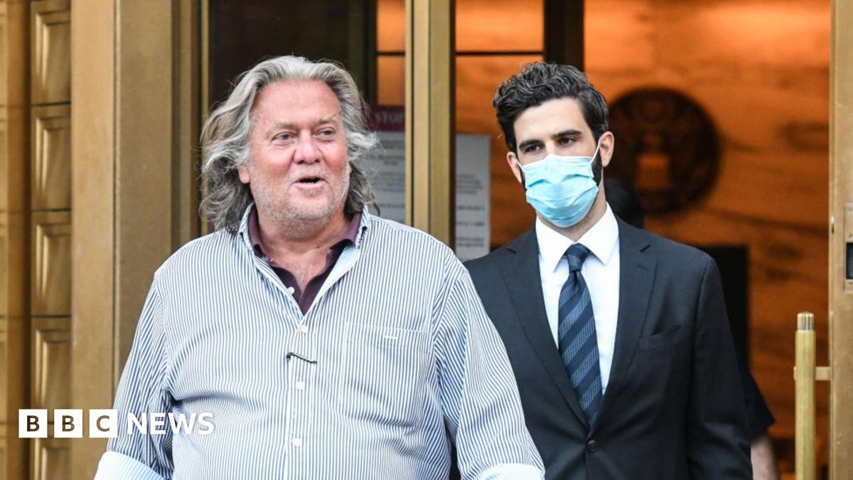 Steve Bannon charged with fraud over Mexico wall funds - BBC News