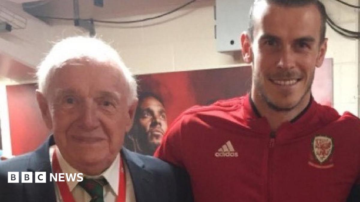 World Cup: Ex-Wales star wants his 1958 shirts back - BBC News