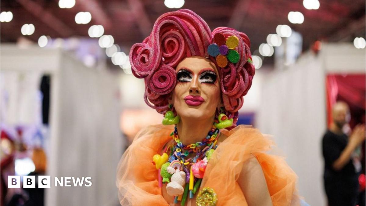 DragCon UK: Drag queens gather for two-day convention - BBC News