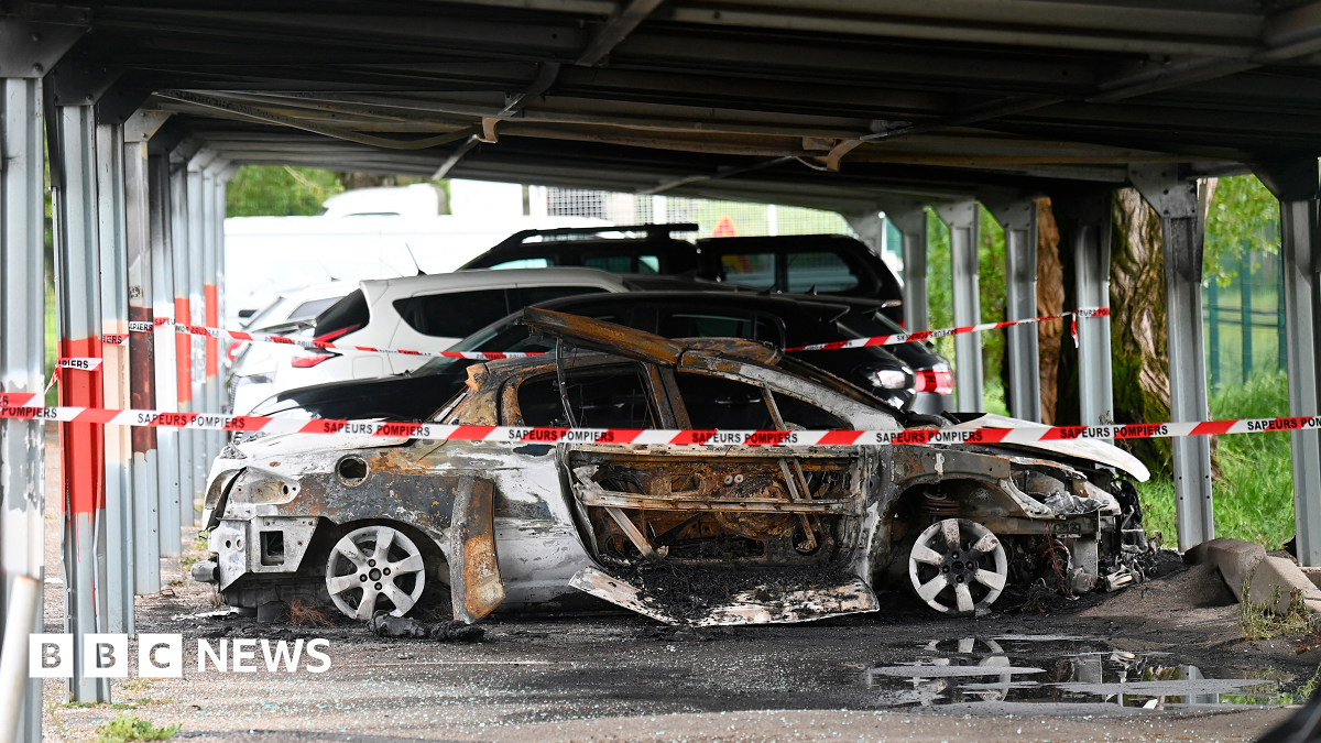 French prisons: Police raids across France after wave of prison attacks - BBC News