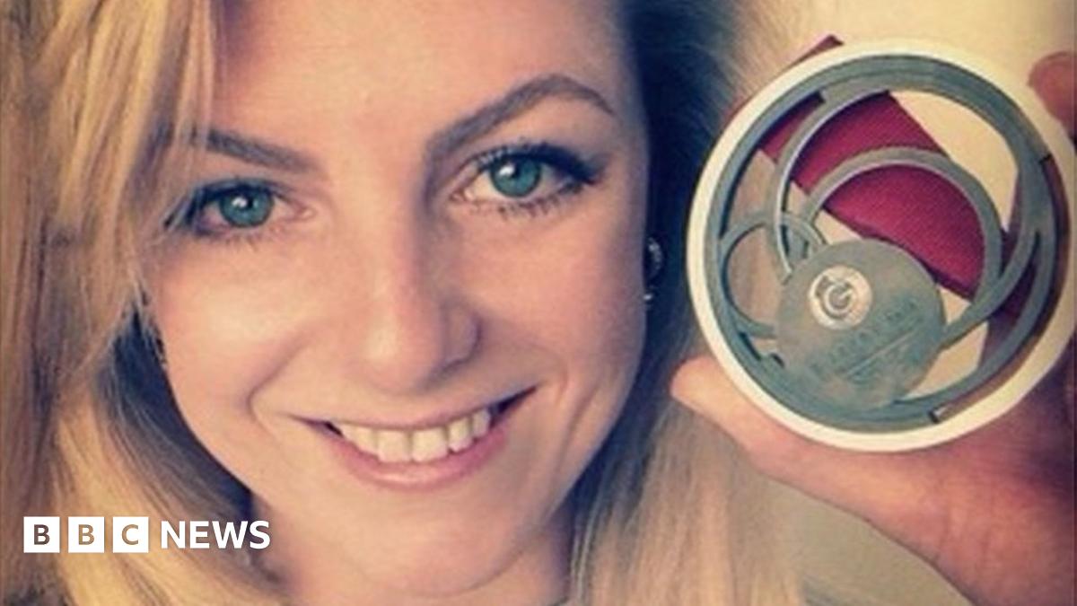 Judo's Stephanie Inglis out of coma to hold father's hand - BBC News