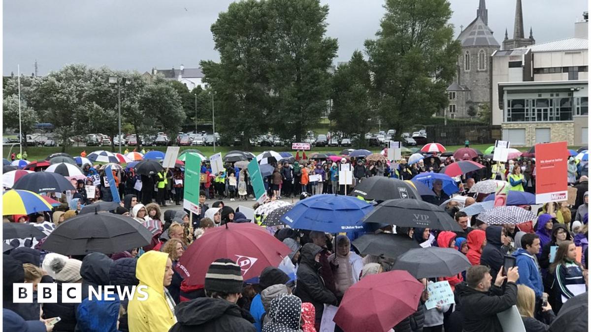Rallies call for return of devolved assembly at Stormont - BBC News