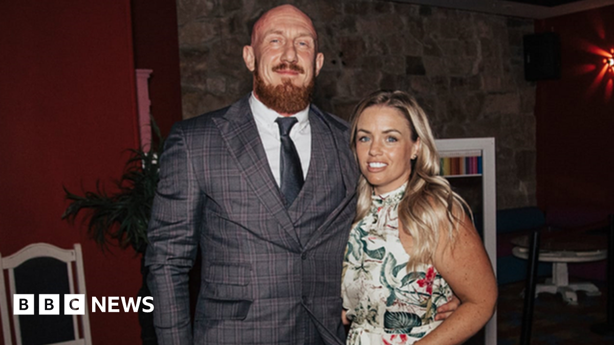 Liam Smith: Former lovers jailed for murder of Tinder date - BBC News