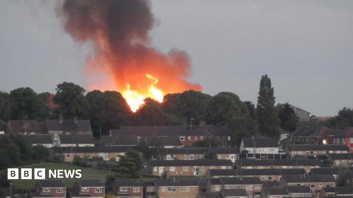 Church Gresley fire involving 70,000 pallets 'deliberate' - BBC News