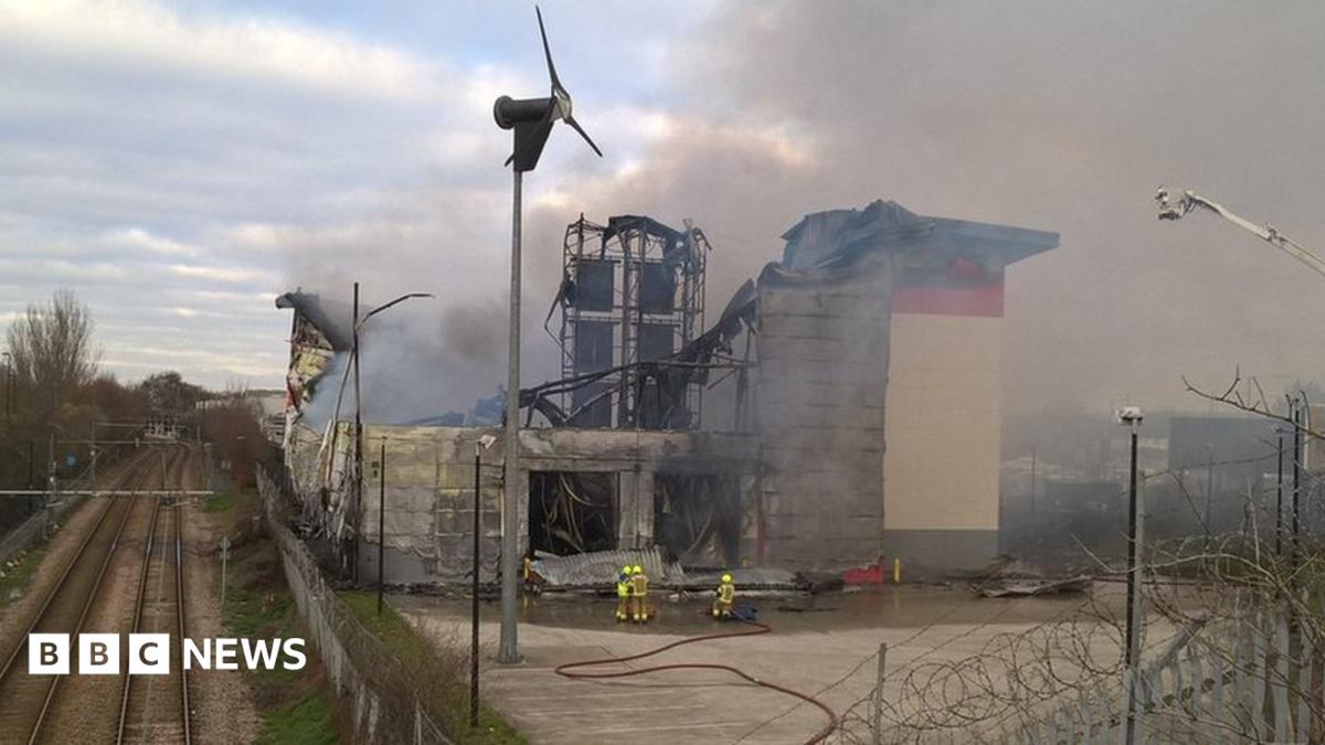 Croydon self-storage warehouse destroyed in blaze - BBC News