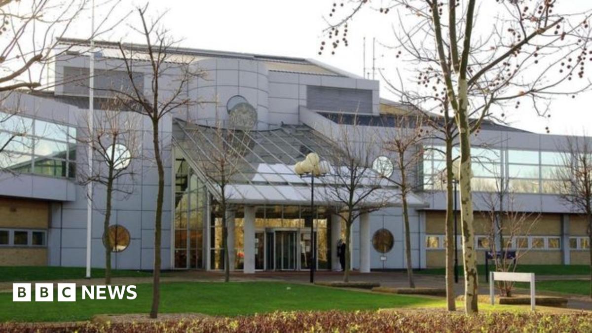 Gang jailed for forging British immigration documents - BBC News