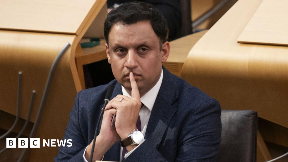 Rebel Labour MSPs back SNP in winter fuel payment vote - BBC News