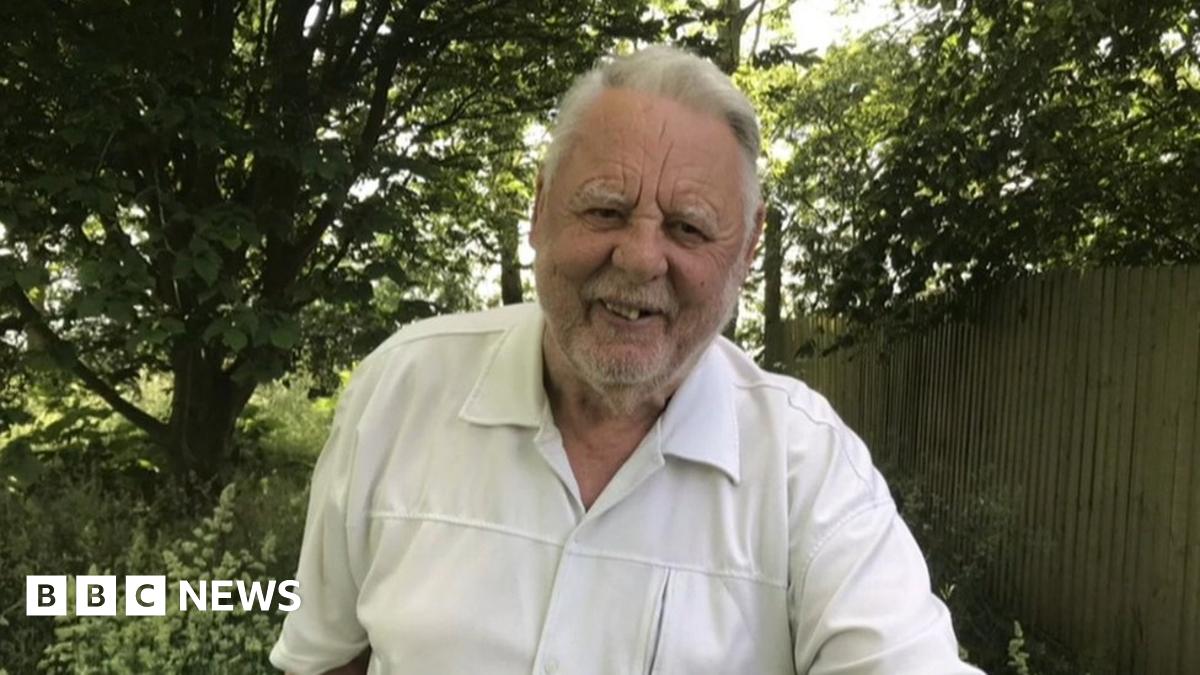 Former envoy Terry Waite on Queen's generosity after his release - BBC News