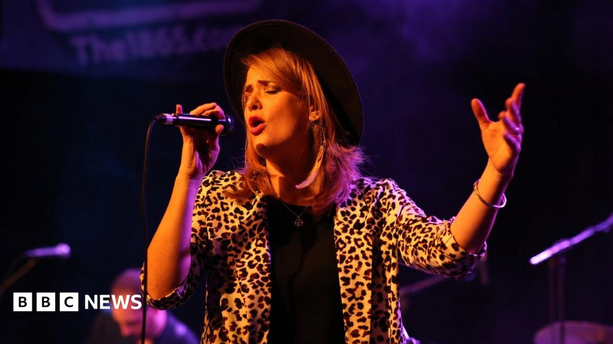 Brexit: Musician fears being priced out of touring - BBC News