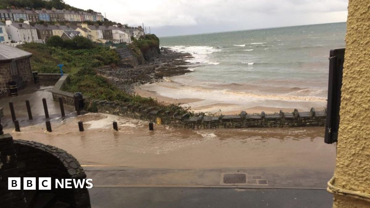 New Quay flash flooding after heavy showers - BBC News