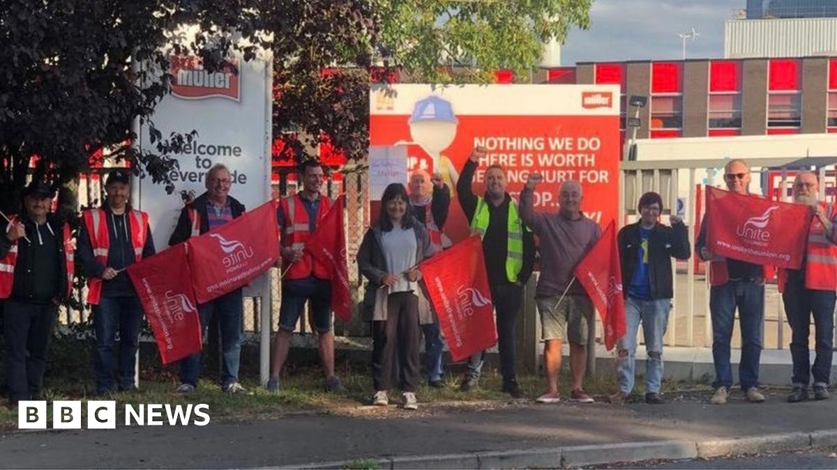Stonehouse: Müller lorry drivers strike over rota changes - BBC News