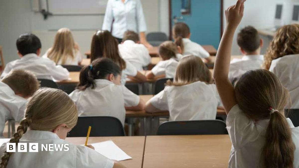 Suffolk: DfE announces last middle schools will close in 2023 - BBC News