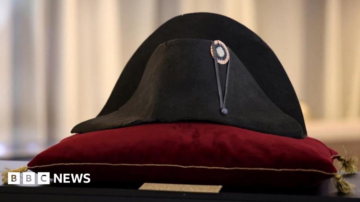 Napoleon Bonaparte’s hat sells for €1.9m at Paris auction - BBC News