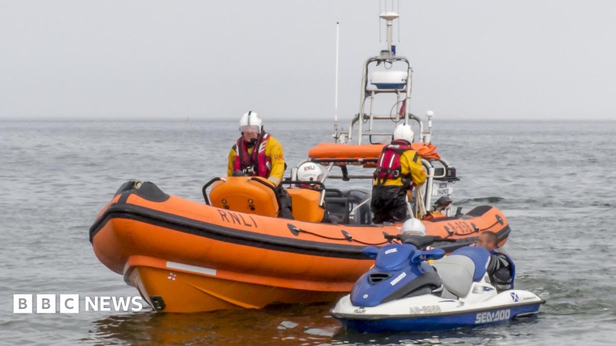 Redcar RNLI lifeboat rescues maiden voyager - BBC News