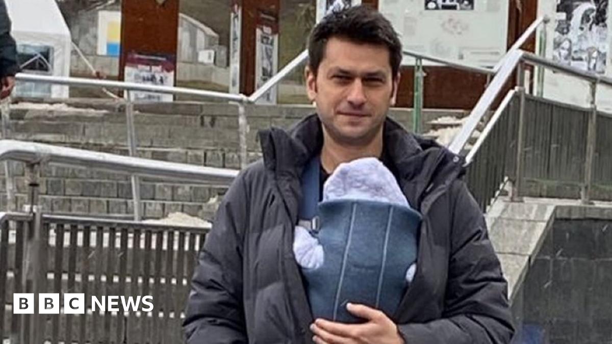Ukraine crisis: UK couple home with Kyiv-born surrogate baby - BBC News